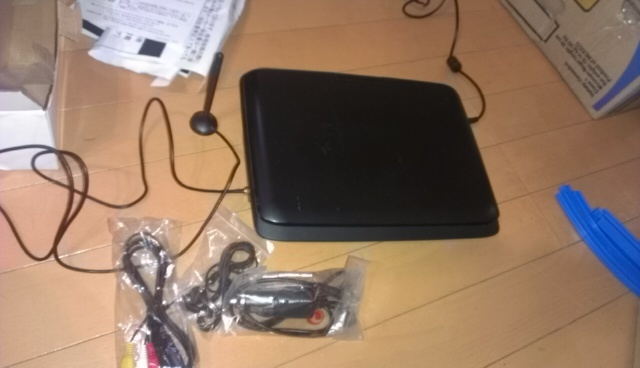 10インチ ポータブルDVDプレイヤー DPDV-1008 3WAY電源 充電式コードレス フルセグチューナー搭載(ポータブルプレーヤー ...