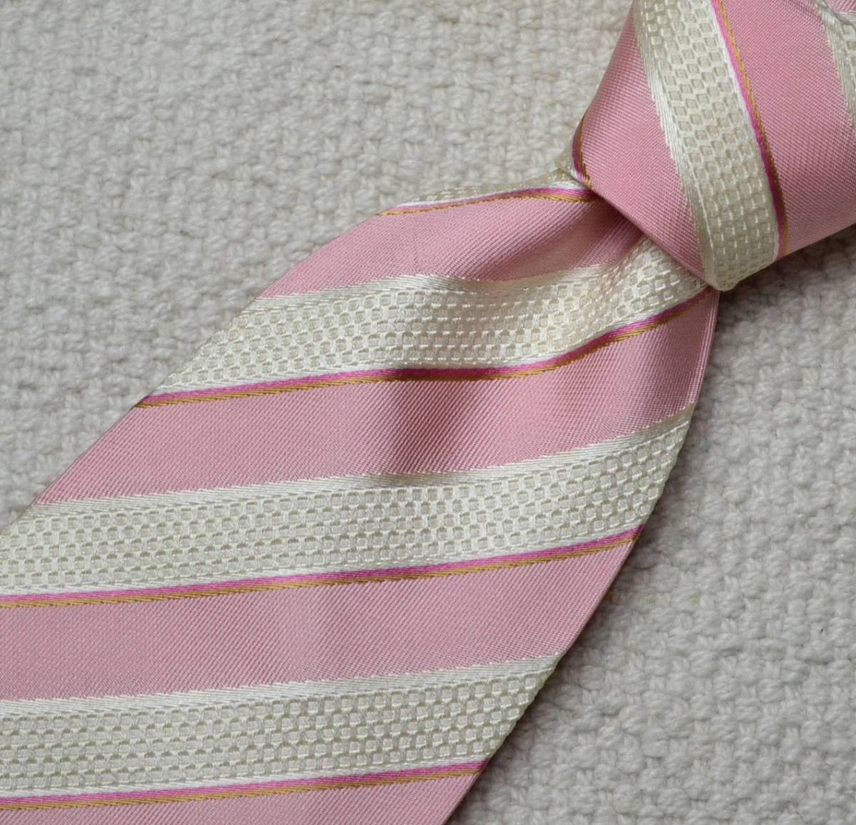 K475 ヒューゴボス ネクタイ ストライプ柄(ネクタイ)｜売買されたオークション情報、yahooの商品情報をアーカイブ公開 - オークファン（aucfan.com）