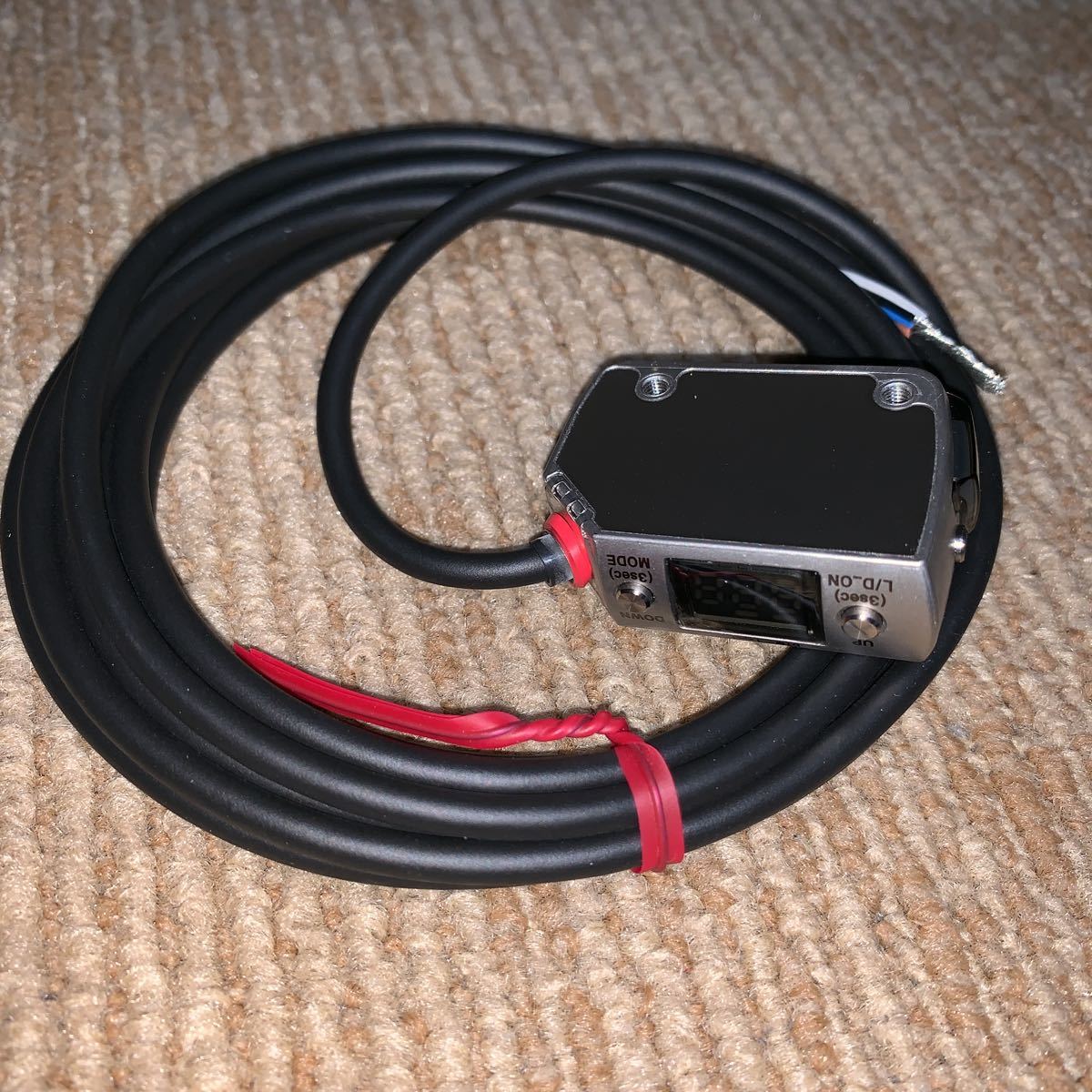 KEYENCE LR-ZB100N アンプ内蔵型CMOSレーザセンサー 角型 反射型 ケーブルタイプ 100mm LR-ZB100N(その他 ...