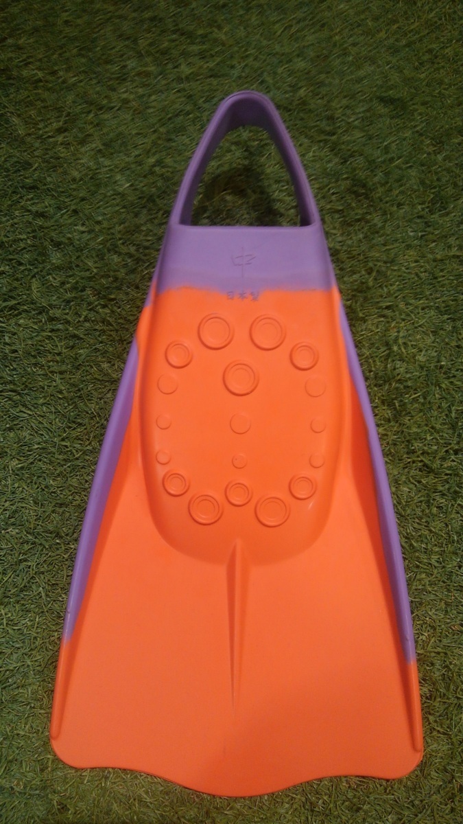 ボディーボードフィン 新品未使用 HELM FIN SOFT PR/OR 中 Mサイズ（24.5㎝～25.0cmくらい）｜スポーツ、レジャー