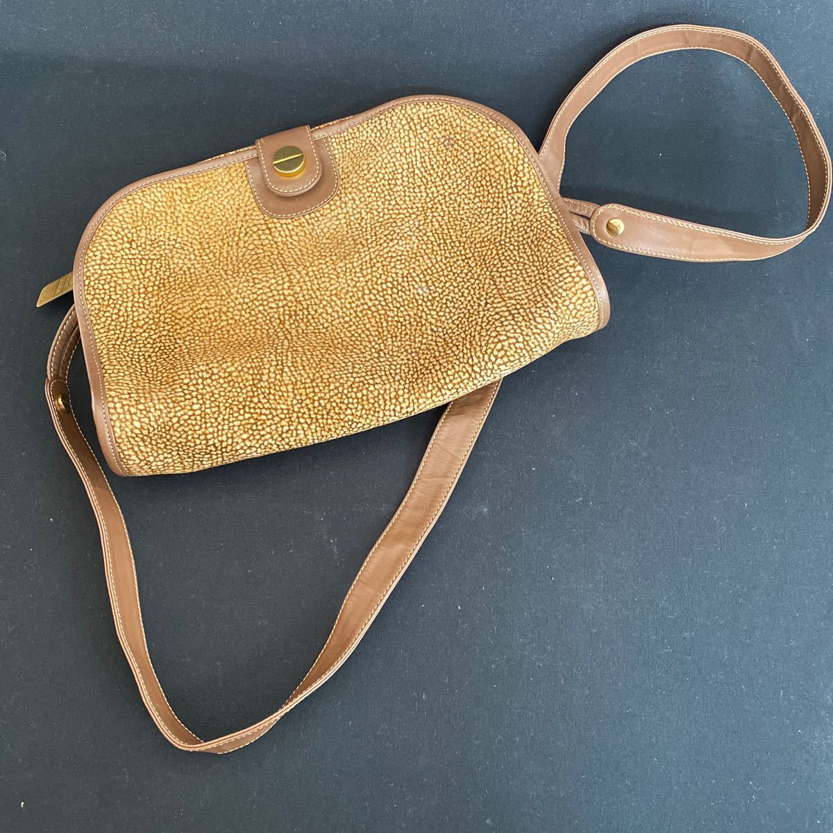 イタリア製 ボルボネーゼ ショルダーバッグ 本革 羊革 スエード PATENTED borbonese redwall 縦約20cm×30cm×6cm 紐約120cm(スエード)｜売買された ...