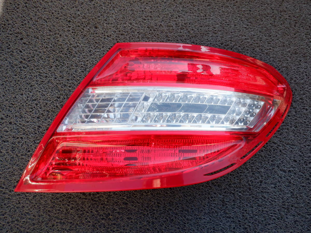 ベンツ純正 W204 Cクラス セダン 前期 LED テールライト テールランプ 右側 2048202064 21-1-126(テールライト ...