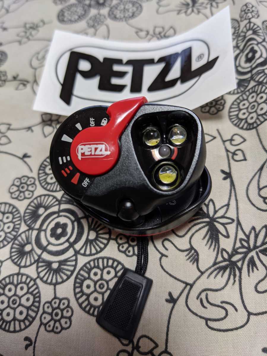 PETZL ペツル ヘッドランプ イーライト E02P3 PETZLステッカーの アウトドア キャンプ 焚火 登山 釣り 災害用(ヘッドランプ ...