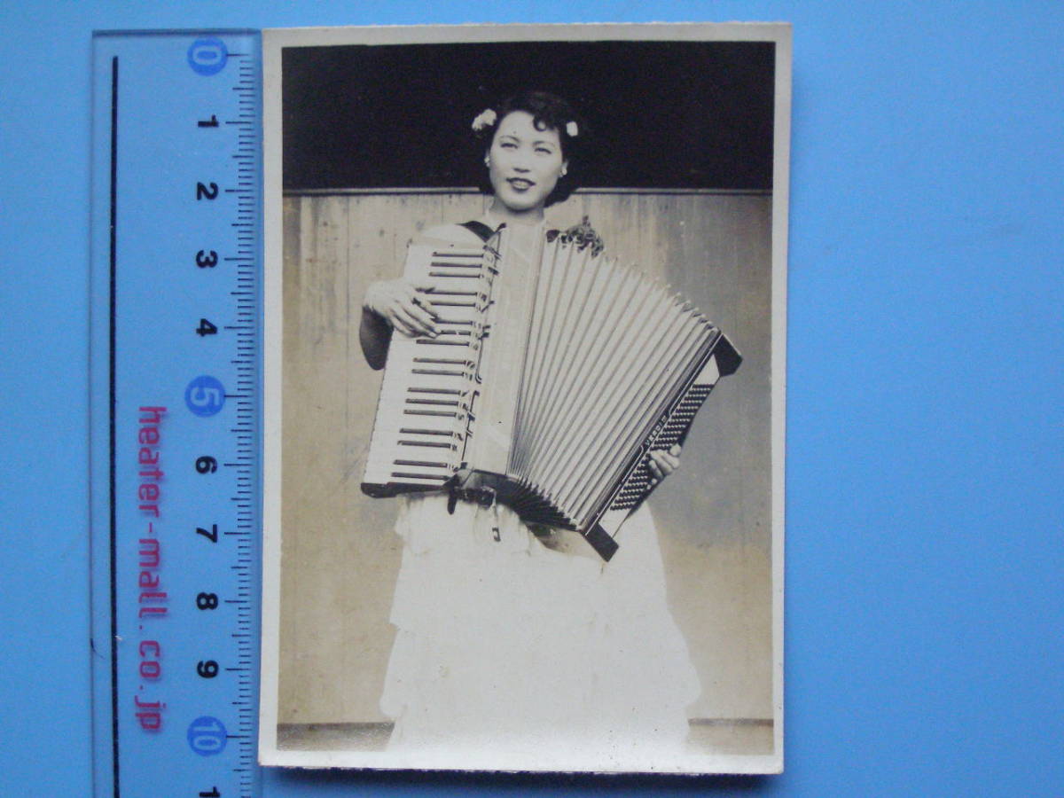 J35 23 写真 古写真 戦前 日本軍占領地 美人 美女 女性 アコーディオン 大日本帝国陸軍 日本陸軍 憲兵隊 検閲済 昭和16年(その他 ...