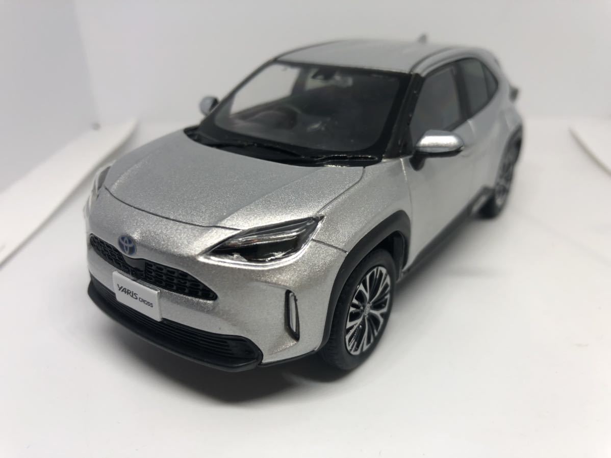 ヤリスクロス ミニカー トヨタ 1/30 カラーサンプル 1L0 シルバーメタリック YARIS CROSS 色見本 非売品 TOYOTA 難 ...