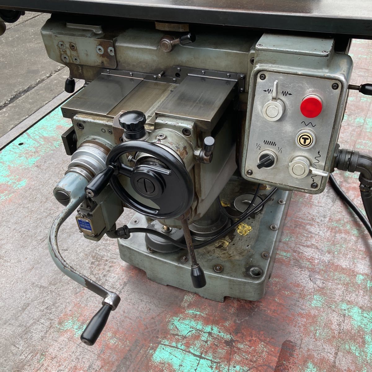 N-1767 牧野フライス フライス盤 型式KGAP-55 ラム型フライス 主軸動きます テーブル自動送り不可 マグネット直結 動きます(フライス盤)｜売買されたオークション情報、yahooの ...