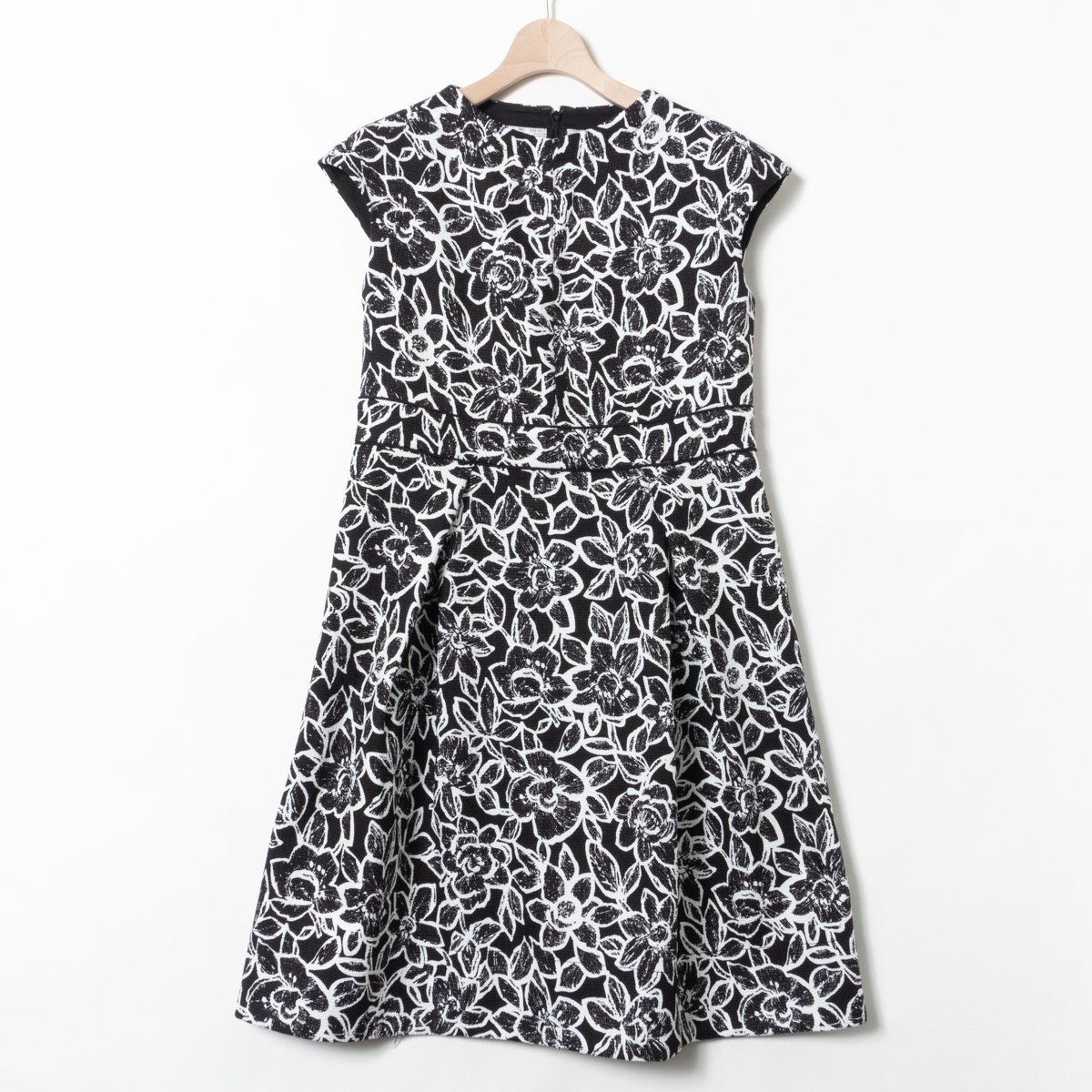 DoCLASSE ワンピース ドゥクラッセ ブラック 黒 柄物 総柄 きれいめ 大人カジュアル ポリエステル フレンチスリーブ ひざ下丈 春夏 11(Mサイズ)｜売買されたオークション情報 ...