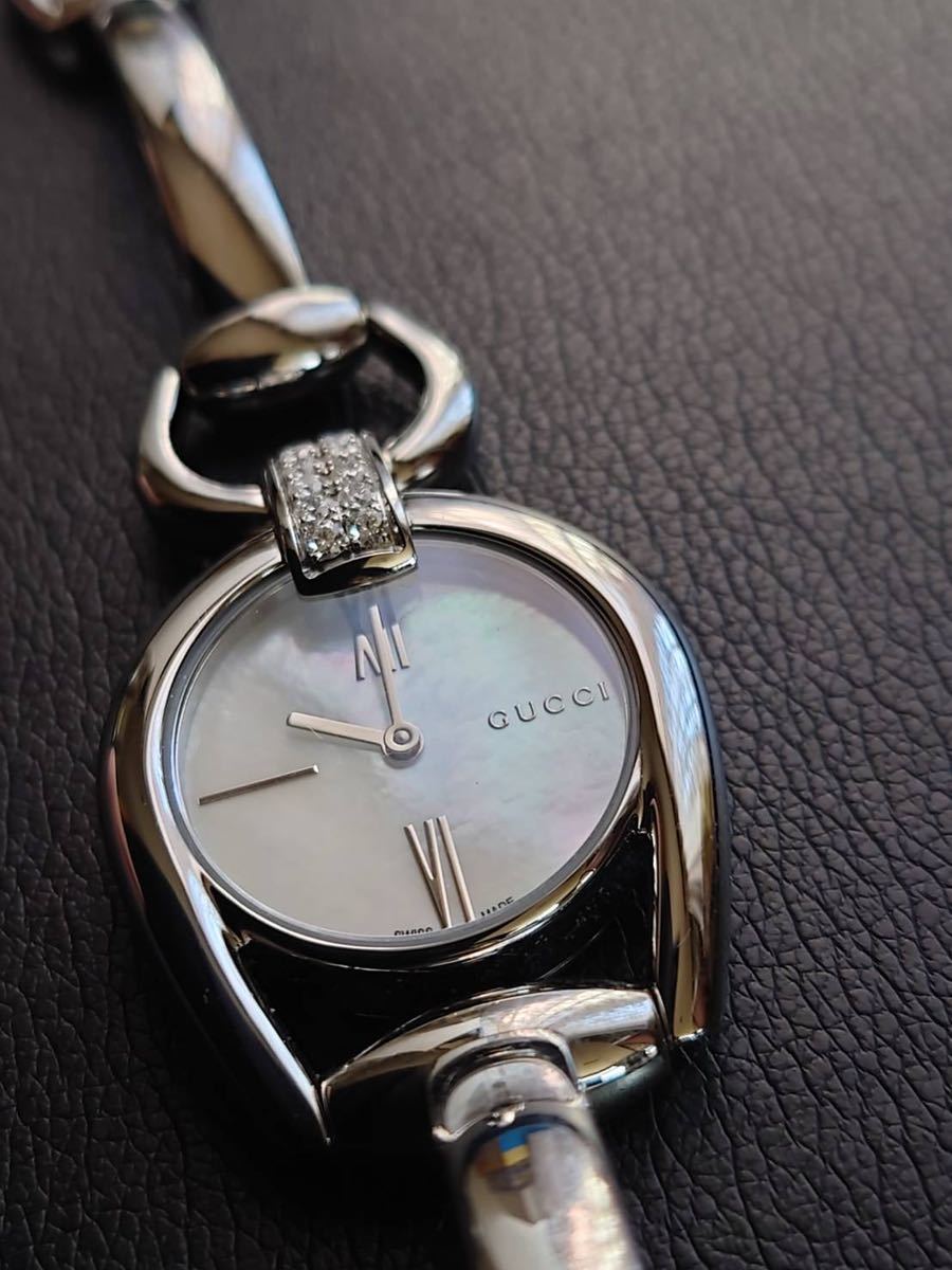 超 GUCCI グッチ ホースビット28ミリ YA139504 ダイヤ シェル文字盤 レディース クォーツ 腕時計(女性用)｜売買された ...