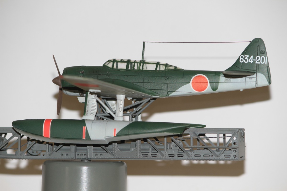 航空機プラモデル模型完成品 フジミ 1/72 日本海軍 愛知航空機 E16A1 水上偵察機 瑞雲11型 第634空 海軍航空隊 ＋ 呉式二号五 ...