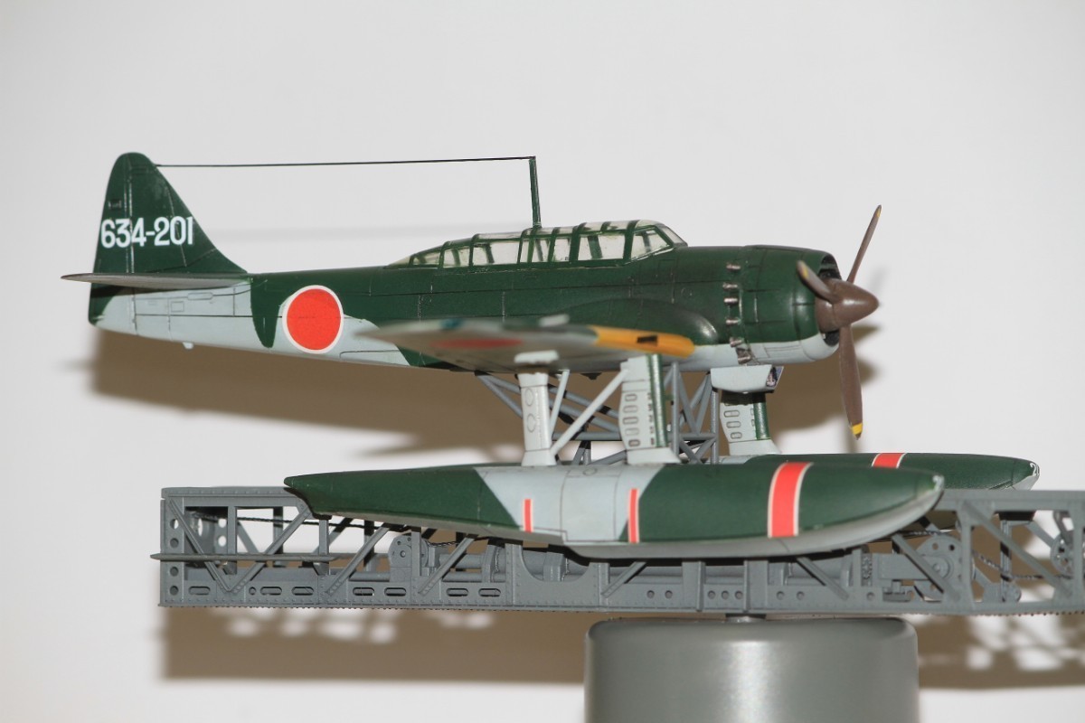 航空機プラモデル模型完成品 フジミ 1/72 日本海軍 愛知航空機 E16A1 水上偵察機 瑞雲11型 第634空 海軍航空隊 ＋ 呉式二号五 ...