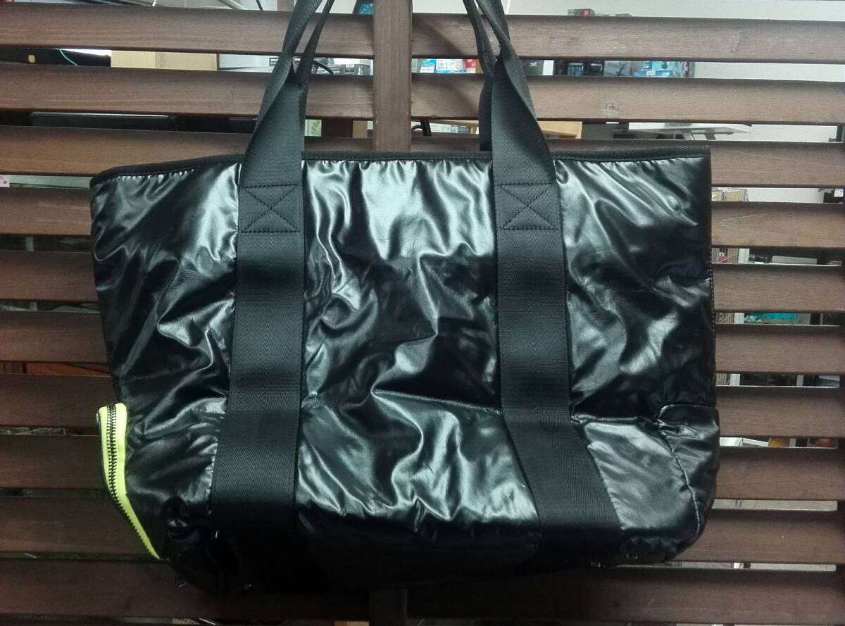 Patrick Cox ナイロン光沢トートバッグ 黒 ジムバッグ極(パトリックコックス)｜売買されたオークション情報、yahooの商品情報をアーカイブ公開 - オークファン（aucfan.com）