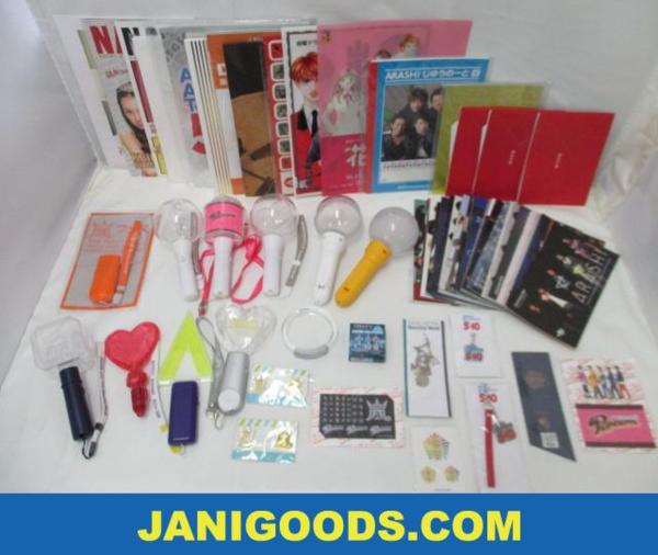 嵐 グッズセット パンフレット/クリスマスカード/クリアファイル/ペンライト等 ARASHIC/AROUND ASIA in DOME含む ...