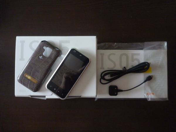 au IS05 ホワイト 保護フィルム BEAMSカバー 通信ケーブル付(シャープ)｜売買されたオークション情報、yahooの商品情報をアーカイブ公開 - オークファン（aucfan.com）