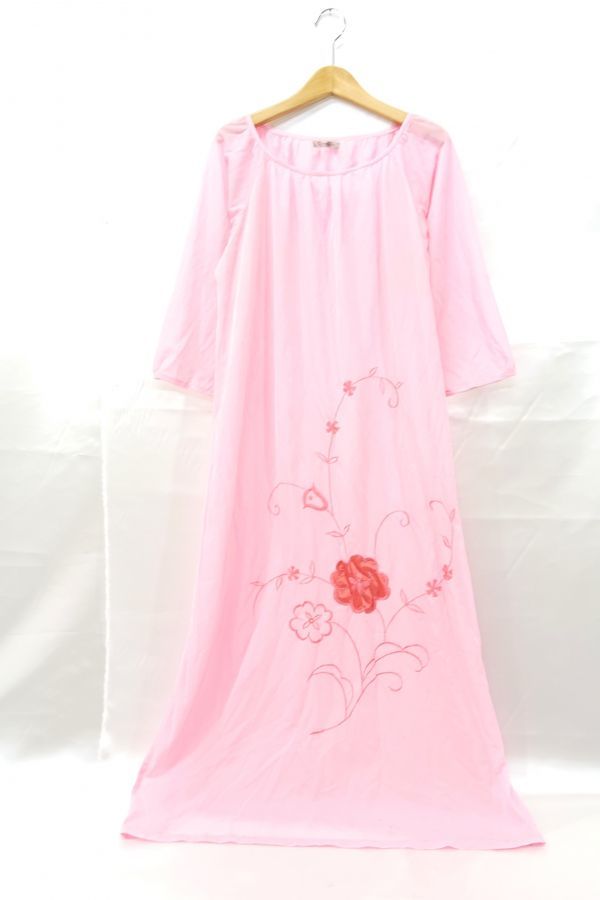 100円スタート r2_4327A Romance 繊細な花刺繍 パステルピンクの ロングネグリジェ フリーサイズ(ナイトウエア、パジャマ ...