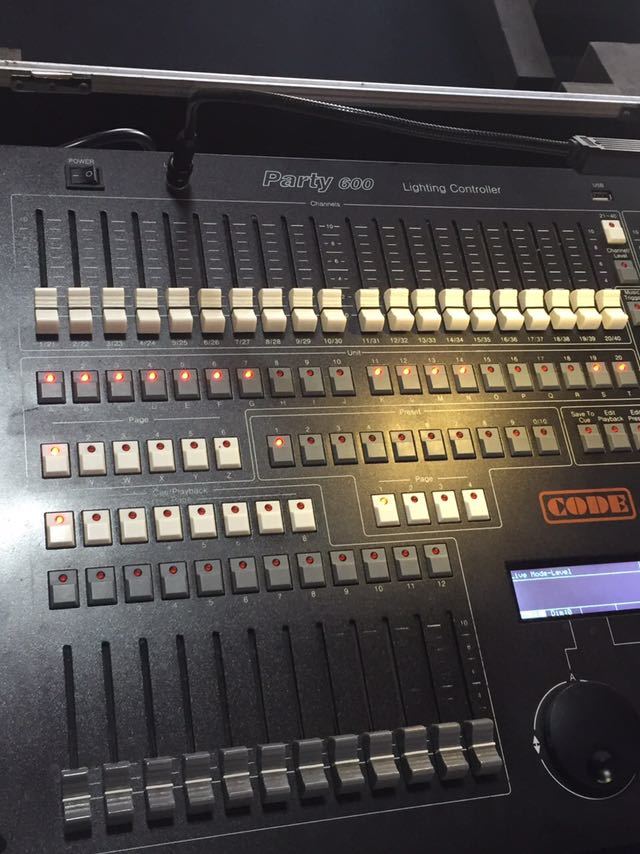 DMX512 ムービング卓 CODE Party600(レコーディング、PA機器)｜売買されたオークション情報、yahooの商品情報をアーカイブ公開 - オークファン（aucfan.com）