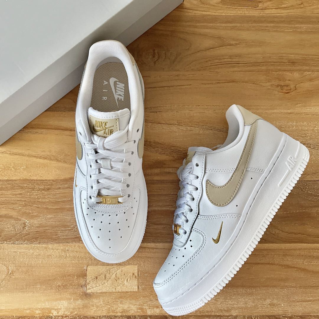 22.5㎝ NIKE エアフォース1 '07 エッセンシャル ESS ベージュ(22.5cm)｜売買されたオークション情報、yahooの商品情報をアーカイブ公開 - オークファン（aucfan ...