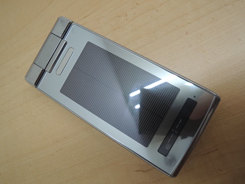 au/エーユー SOLAR PHONE SH002 プリズムホワイト 本体(携帯電話)｜売買されたオークション情報、yahooの商品情報を ...