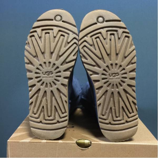 UGG ベイリーボタン 5803W ネイビー US6(US6)｜売買されたオークション情報、yahooの商品情報をアーカイブ公開 - オークファン（aucfan.com）