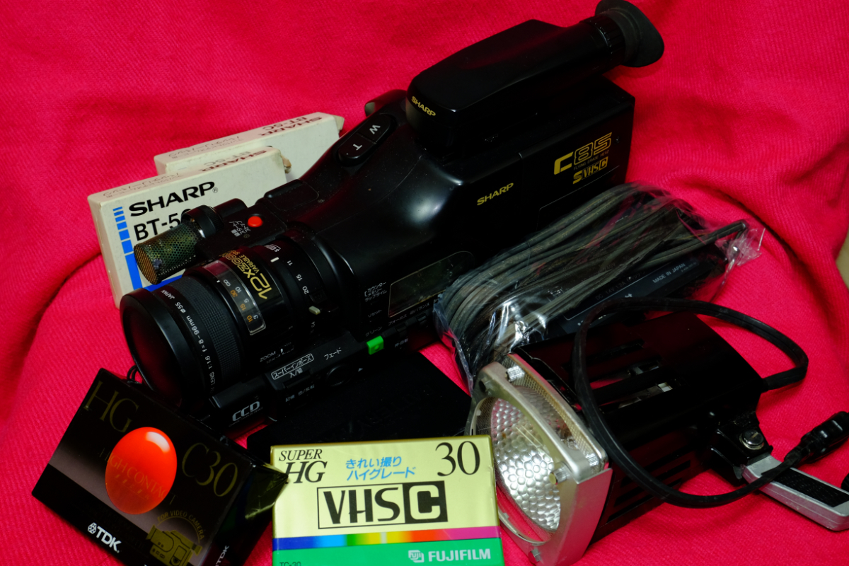 S VHS-Cビデオカメラ SHARP VL-C85 ジャンク セット 本体，電源アダプタ，バッテリーパック， VHS-Cテープ，ビデオライト(その他)｜売買されたオークション情報、yahoo ...