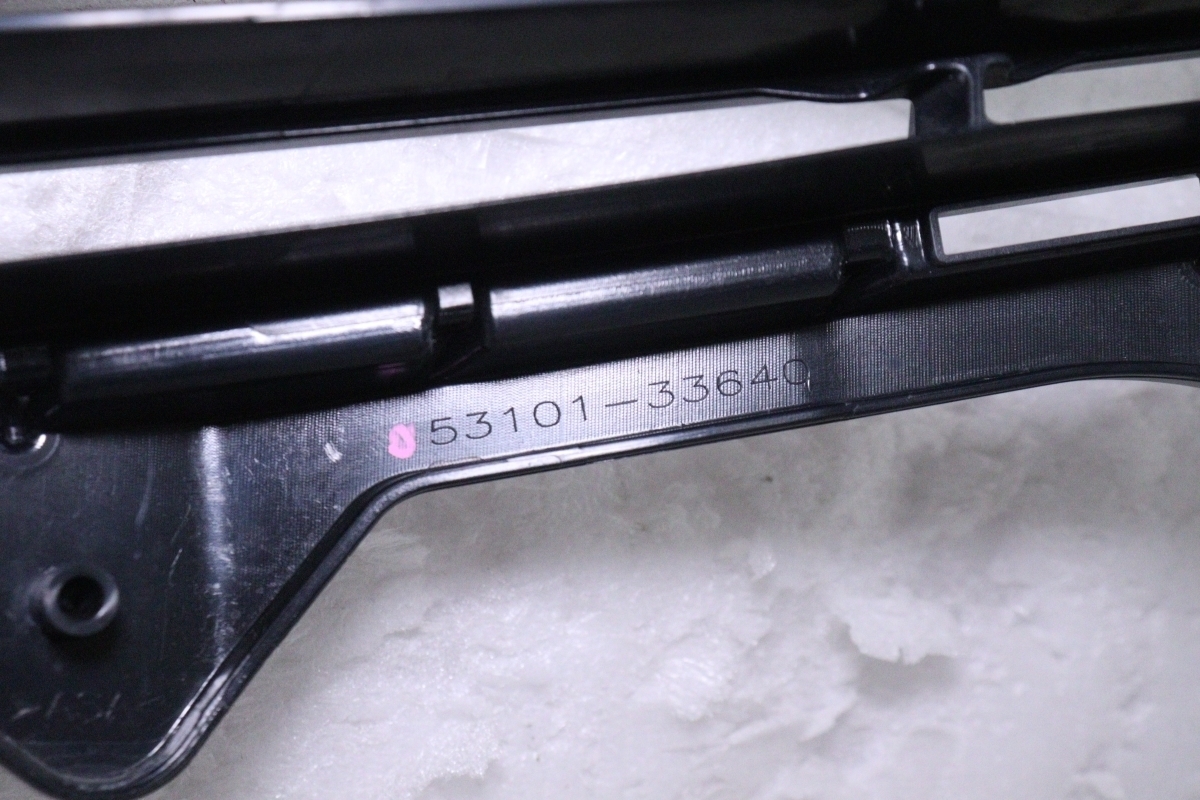 27-1911 AXVH70 カムリ WS フロントグリル エンブレム付 53101-33640 カメラ穴有 ブラック AXVH75 純正 ...