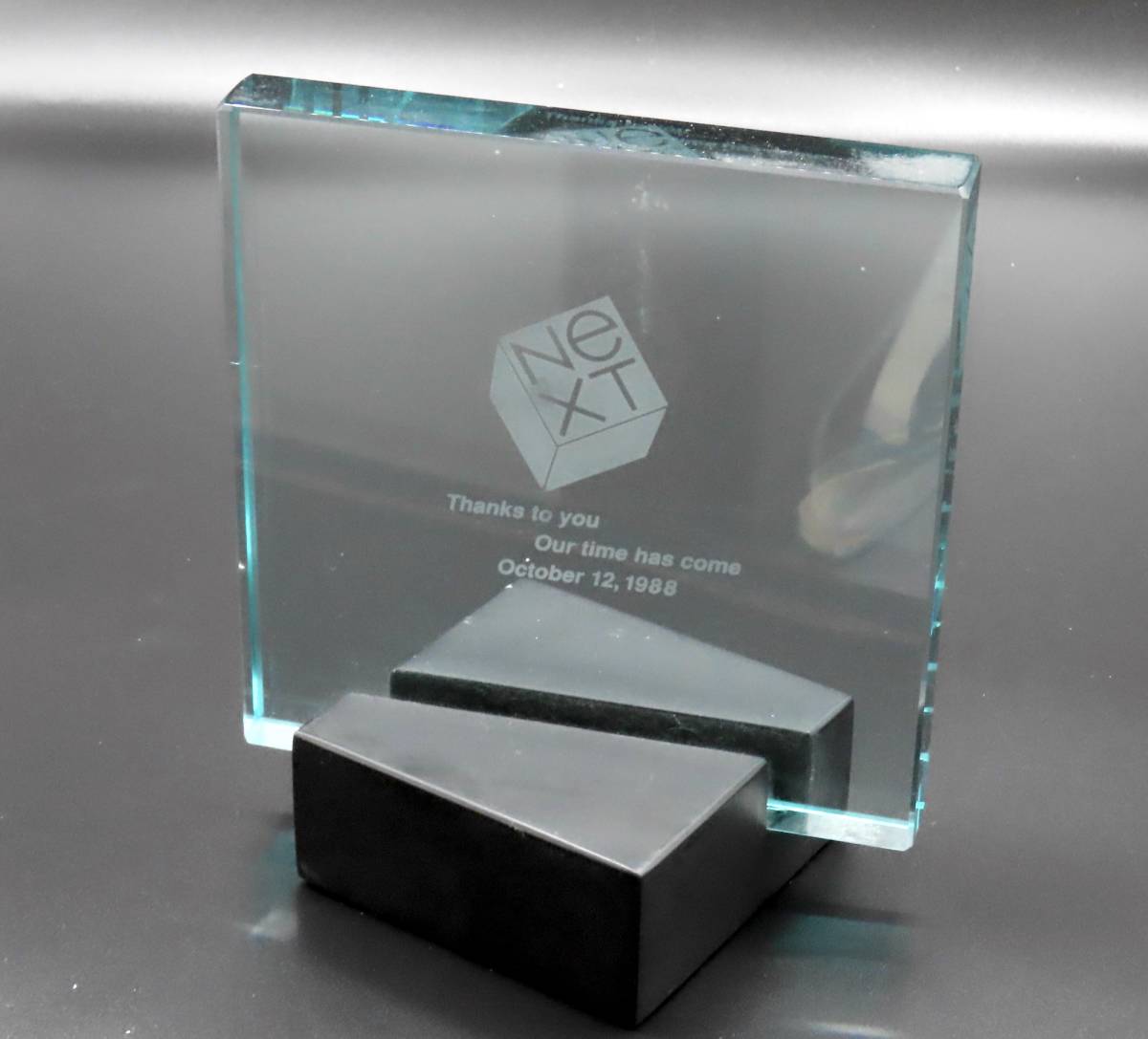 非売品 最終価格〜 超レア NeXT Cube 発表記念の盾 アップル スティーブジョブズ(Apple II)｜売買されたオークション情報 ...