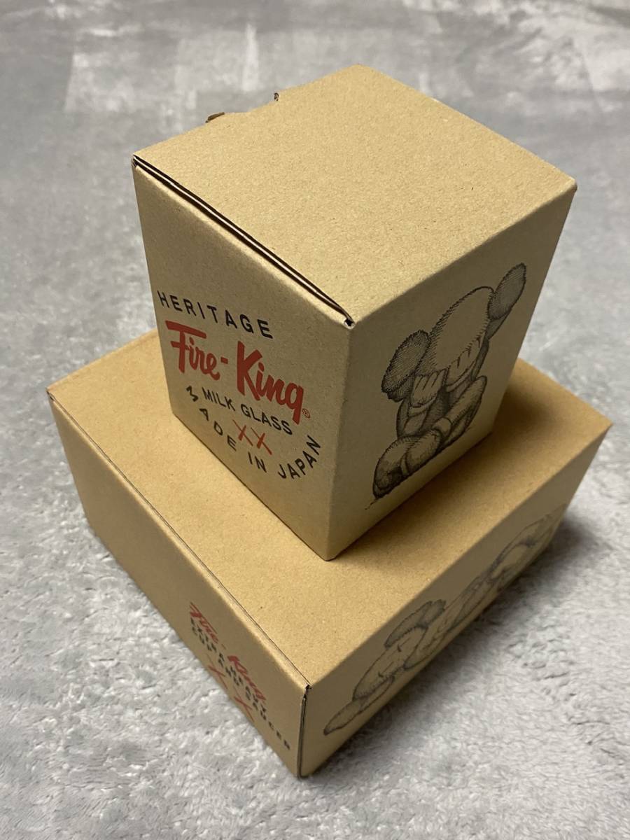 正規品 2点セット KAWS x Fire-King カウズ ファイヤーキング スタッキングマグ & カップアンドソーサー Fire King ...