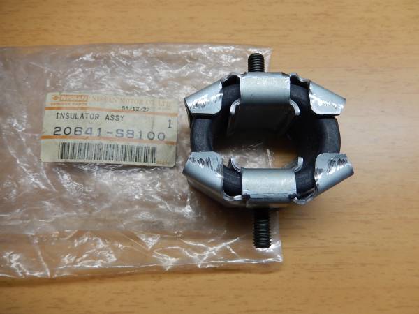 日産 純正部品 20641-S8100 インシュレター assy スカイラインR30 R31 ダットラD21 レパードF31 シルビアS12 ...