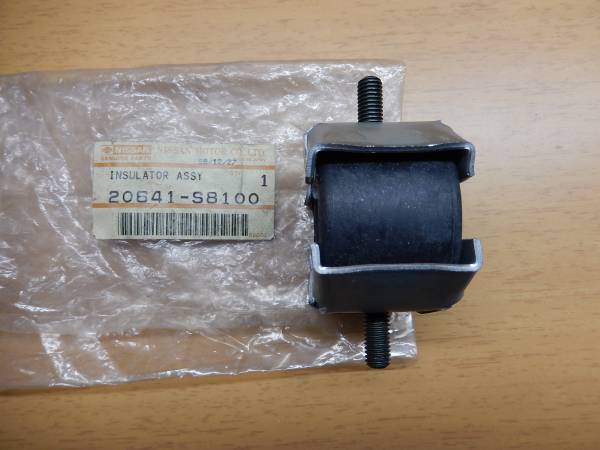 日産 純正部品 20641-S8100 インシュレター assy スカイラインR30 R31 ダットラD21 レパードF31 シルビアS12 ...