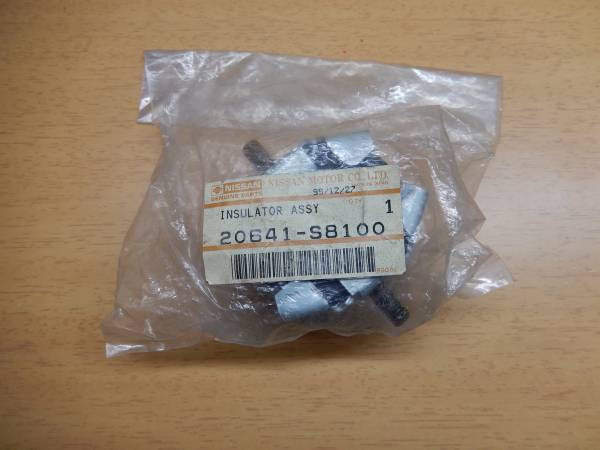 日産 純正部品 20641-S8100 インシュレター assy スカイラインR30 R31 ダットラD21 レパードF31 シルビアS12 ...