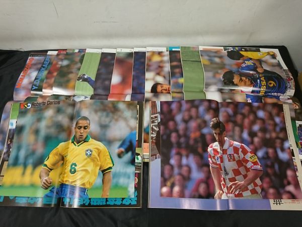 週刊サッカーダイジェスト 1997年 バラ21冊セット 14冊ポスター ベッカム/中田英寿他 ＋97Jリーグ名鑑＋カレンダー付き(サッカー ...