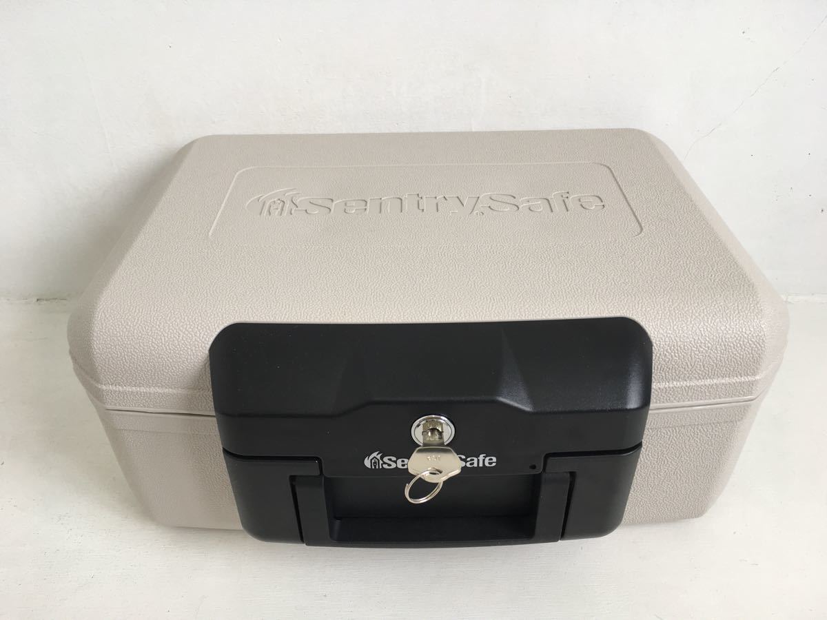 Sentry Safe セントリー ポータブル 保管庫 R4132 耐火金庫 鍵あり 幅約36cm 奥行き約28cm 高さ約15cm(金庫 ...