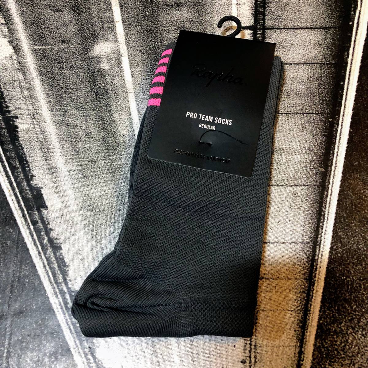 Rapha ラファ プロチーム ソックス レギュラー丈 Pro Team Socks - Regular Lサイズ カーボングレー/ハイビズピンク(ソックス)｜売買されたオークション情報 ...