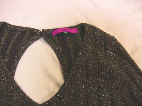 OZOCオゾック/バック開きデザインVネックラメリブニット(セーター)｜売買されたオークション情報、yahooの商品情報をアーカイブ公開 - オークファン（aucfan.com）