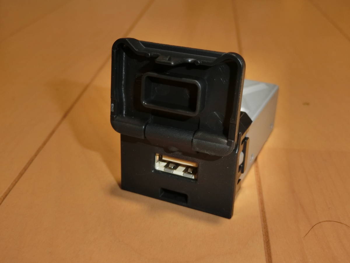 トヨタ ダイハツ純正 USB2.1Aコネクタ 85532-B1010 専用カプラー付属 90980-12D25 カローラクロス等流用(トヨタ用 ...
