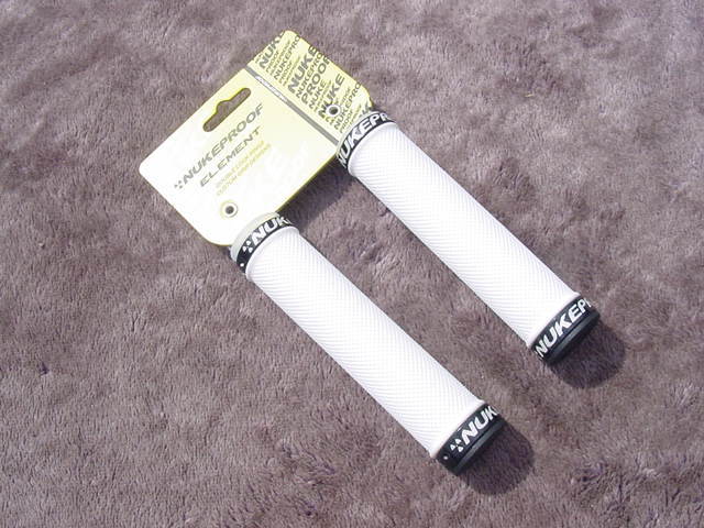 NUKEPROOF Neutron Knurled Lock-On GRIP White(グリップ)｜売買されたオークション情報、yahooの ...