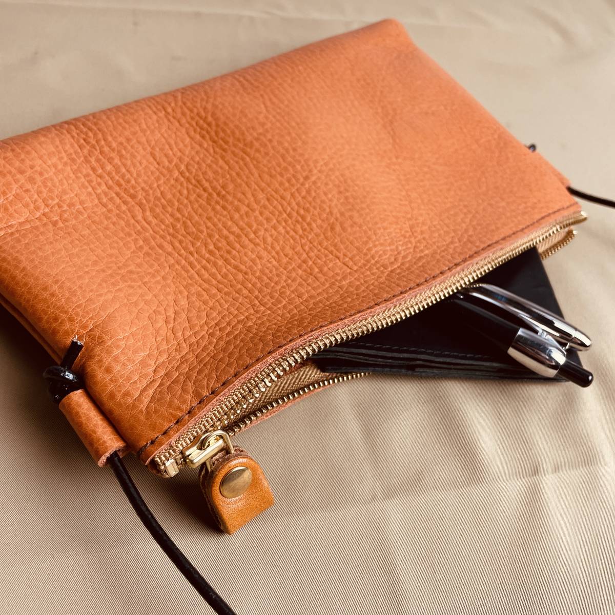 肉厚 柔軟なオレンジ シボ 本牛革レザーショルダーバッグ サコッシュ ミニポーチ ミニバッグ JAPANクラフトハンドメイド B3155 ...
