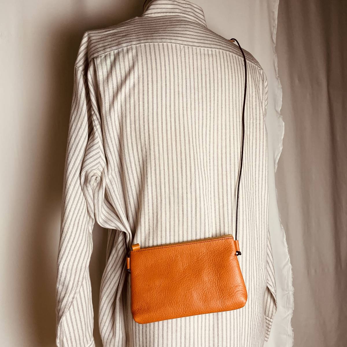 肉厚 柔軟なオレンジ シボ 本牛革レザーショルダーバッグ サコッシュ ミニポーチ ミニバッグ JAPANクラフトハンドメイド B3155 ...