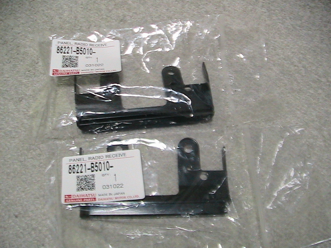 送料210円より ダイハツ純正 ワイド2DIN用 2DINスペーサー 86221-B5010 2個セット(取り付けキット、配線)｜売買された ...