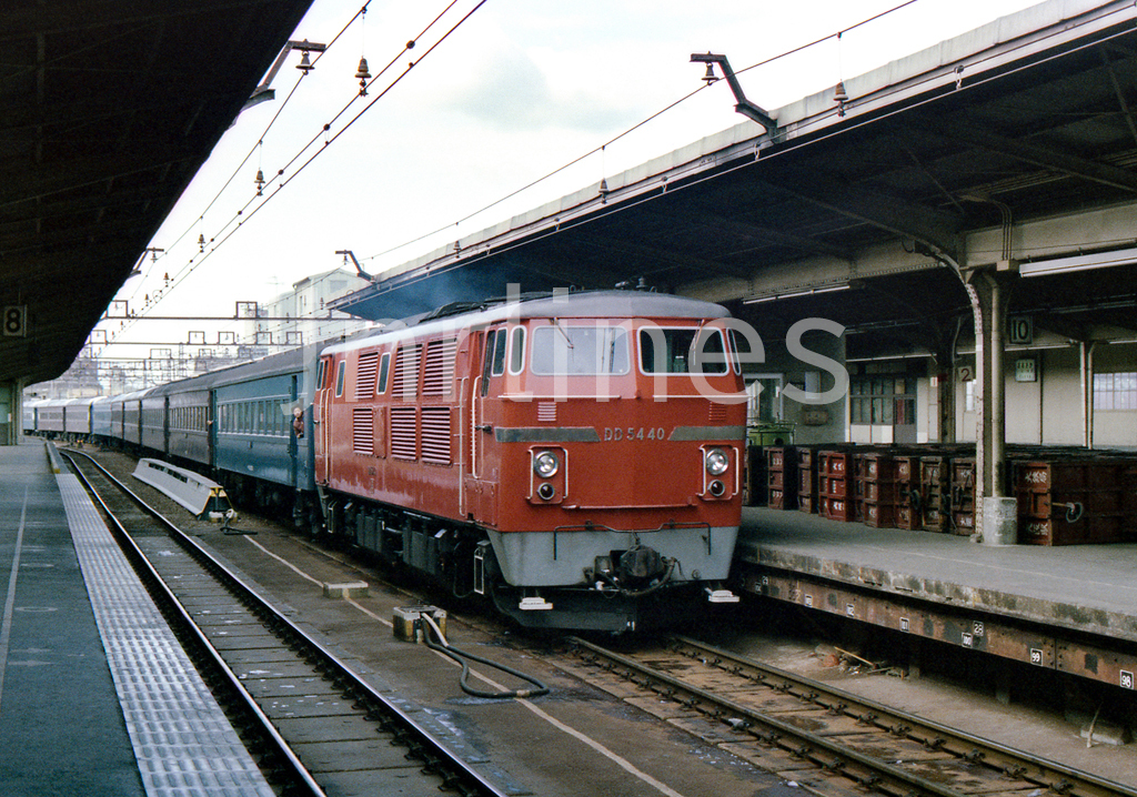 大阪駅に到着したDD54牽引旧客列車 F2DD054004011 〓(鉄道)｜売買されたオークション情報、yahooの商品情報をアーカイブ公開 - オークファン（aucfan.com）