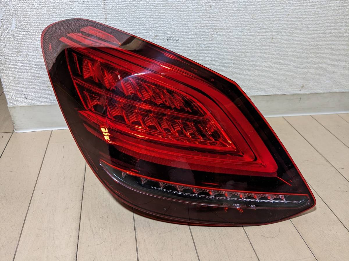ベンツ W205 Cクラス セダン 後期 純正 テールランプ 左 品 2059064703 テールライト ブレーキランプ LED ランプ ...