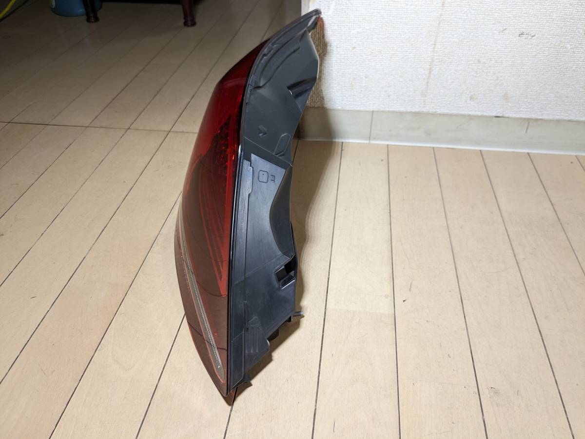 ベンツ W205 Cクラス セダン 後期 純正 テールランプ 左 品 2059064703 テールライト ブレーキランプ LED ランプ ...