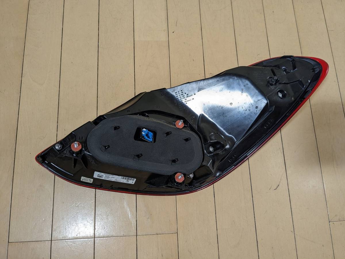 ベンツ W205 Cクラス セダン 後期 純正 テールランプ 左 品 2059064703 テールライト ブレーキランプ LED ランプ ...