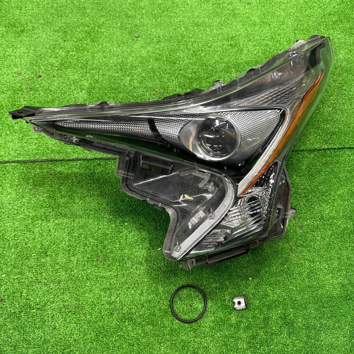 トヨタ プリウス ZVW50 純正 左側 ヘッドライト KOITO:47-75(ヘッドライト)｜売買されたオークション情報、yahooの商品情報をアーカイブ公開 - オークファン（aucfan ...