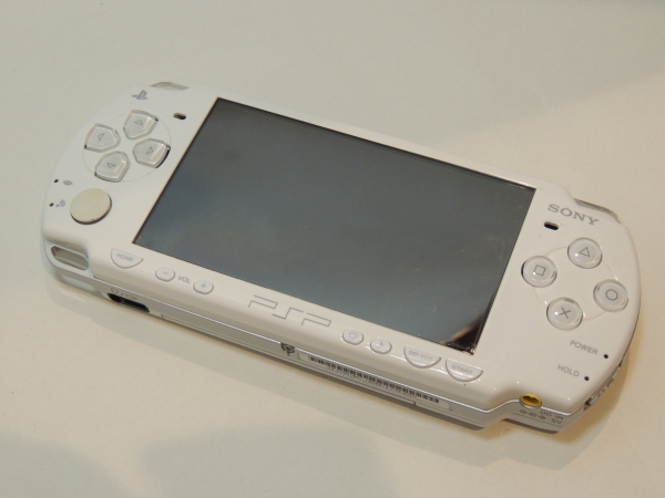 PSP 2000 ホワイト(PSP2000シリーズ)｜売買されたオークション情報、yahooの商品情報をアーカイブ公開 - オークファン（aucfan.com）