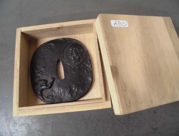 倉庫4357な-3/刀鍔 鉄製 約7㎝×8㎝ 木箱入り(鍔、刀装具)｜売買されたオークション情報、yahooの商品情報をアーカイブ公開 - オークファン（aucfan.com）