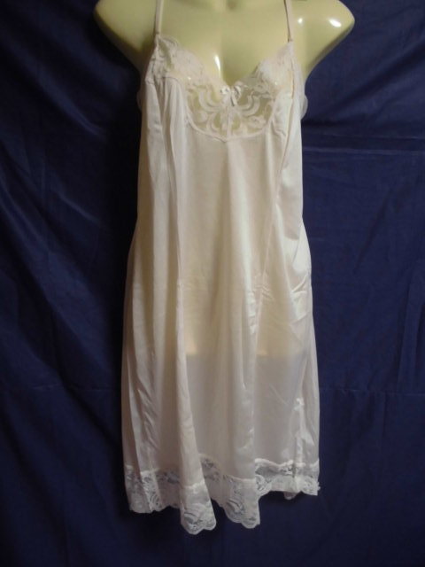 E19 そこそこ セシール ビックサイズ クリーム ナイロンスリップ100-95(XLサイズ以上)｜売買されたオークション情報、yahooの商品情報をアーカイブ公開 - オークファン ...