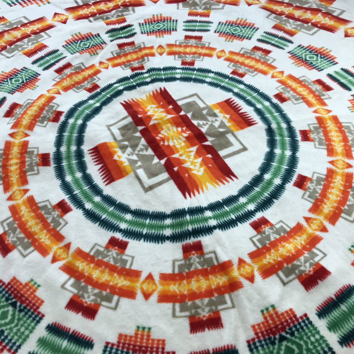 レア 日本限定 タグ付 PENDLETONペンドルトン Printed Round Towelプリント ラウンド タオル ブランケット 直径152cm 税込定価14300円(女性用)｜売買され ...