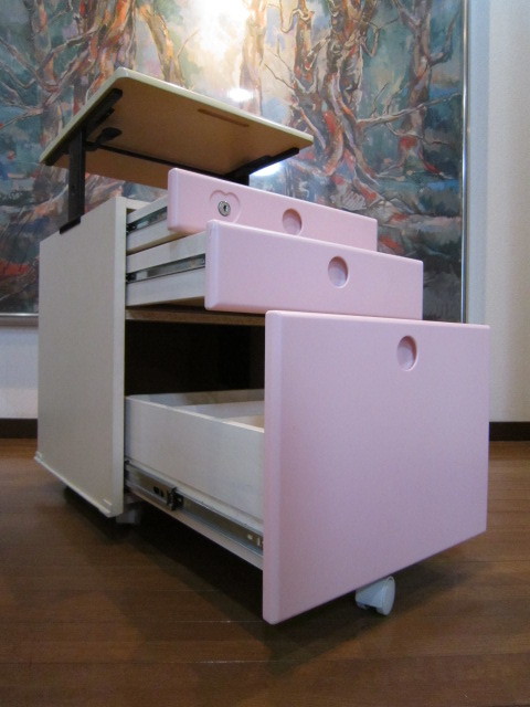 ITOKI CREBIO イトーキ 脇机 袖机 サイドデスク 木製サイドテーブル キャビネット ハート型の鍵1個 ペンプレート付き(キャビネット、デスクワゴン)｜売買されたオークション情報 ...