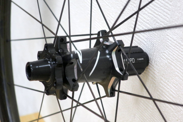 Zipp 202 Firecrest Disc カーボンホイールセット シマノ11速対応 maxxis padrone tr チューブレス ...