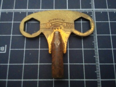 K-683 Clock Key NEWBRIDGE WORKS BATH ビンテージ キー ゼンマイ鍵 ゼンマイ巻 品：ビンテージ(一般 ...